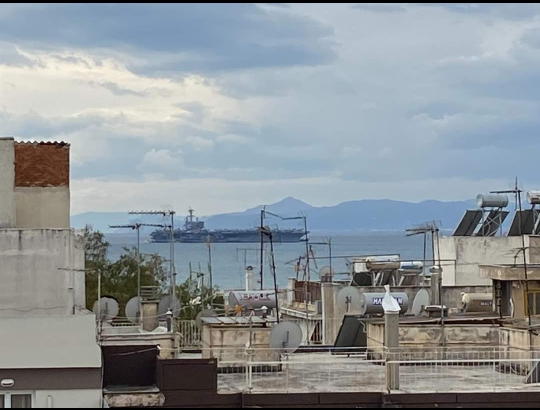 Πανό και μοίρασμα κειμένων στην Πλατεία Κοραή στον Πειραιά | ΟΥΤΕ ΓΗ ...